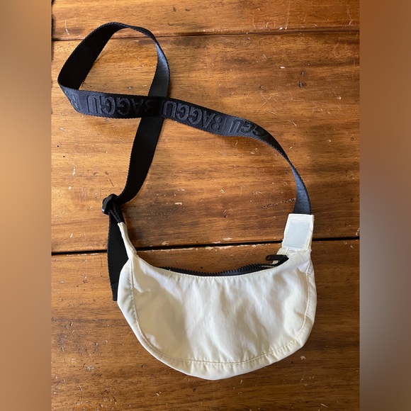 BAGGU | Bags | Baggu Nylon Crescent Bag Crossbody Ivory Black | Poshmark
